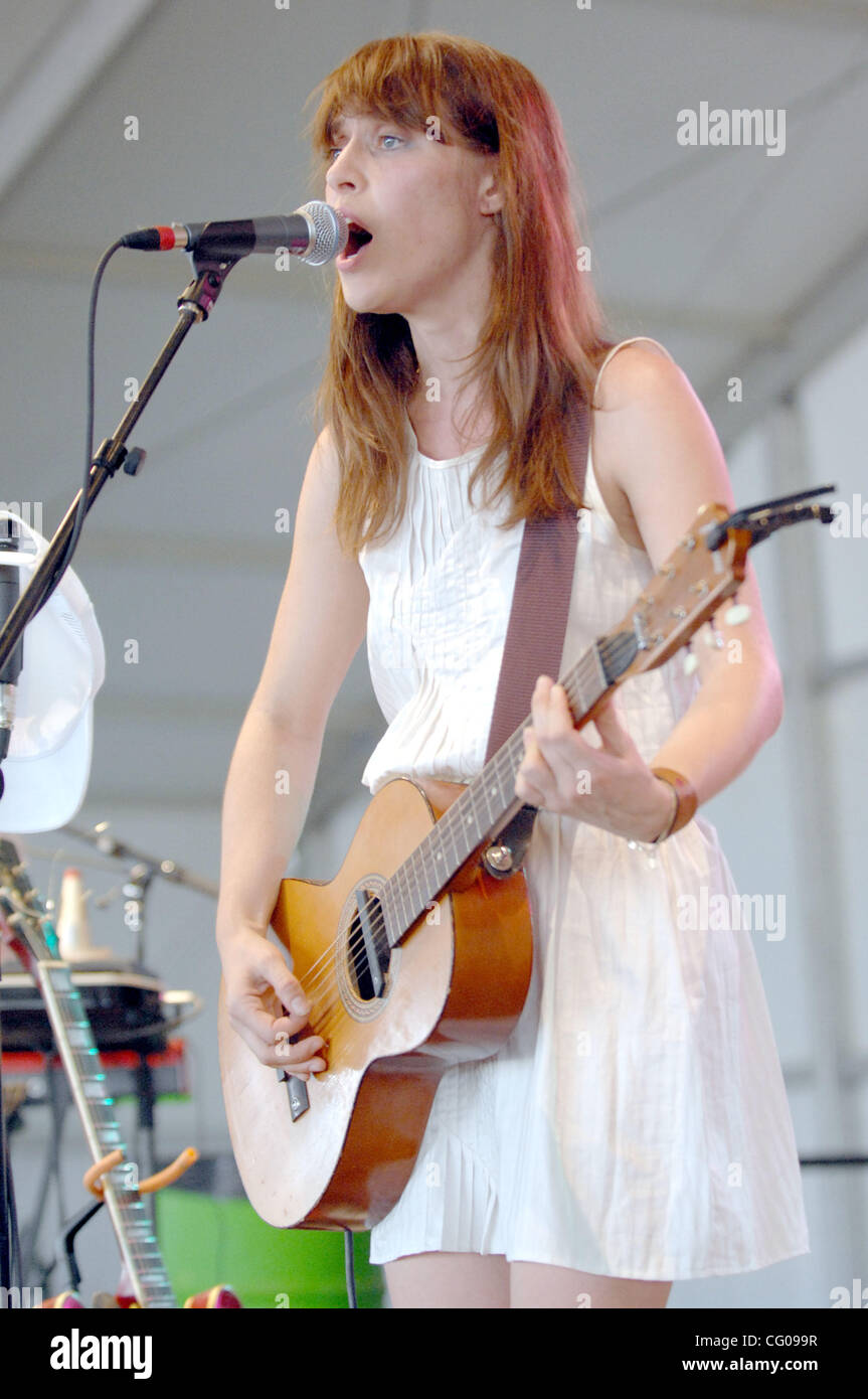 Leslie feist hi-res stock photography and images - Alamy