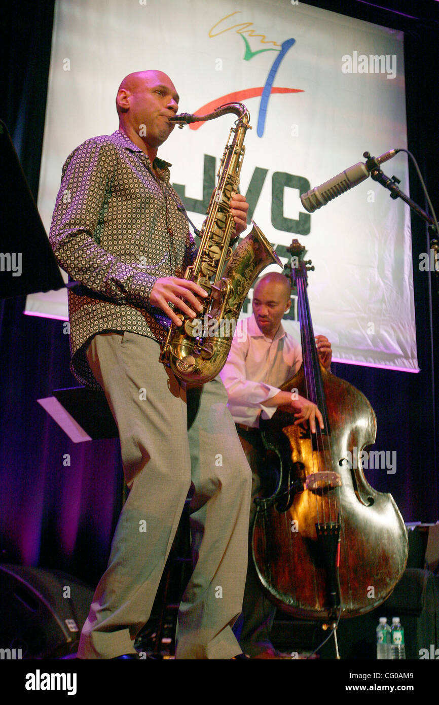 Joshua Redman on Saxophone and Clarinet performing with his Trio at ...