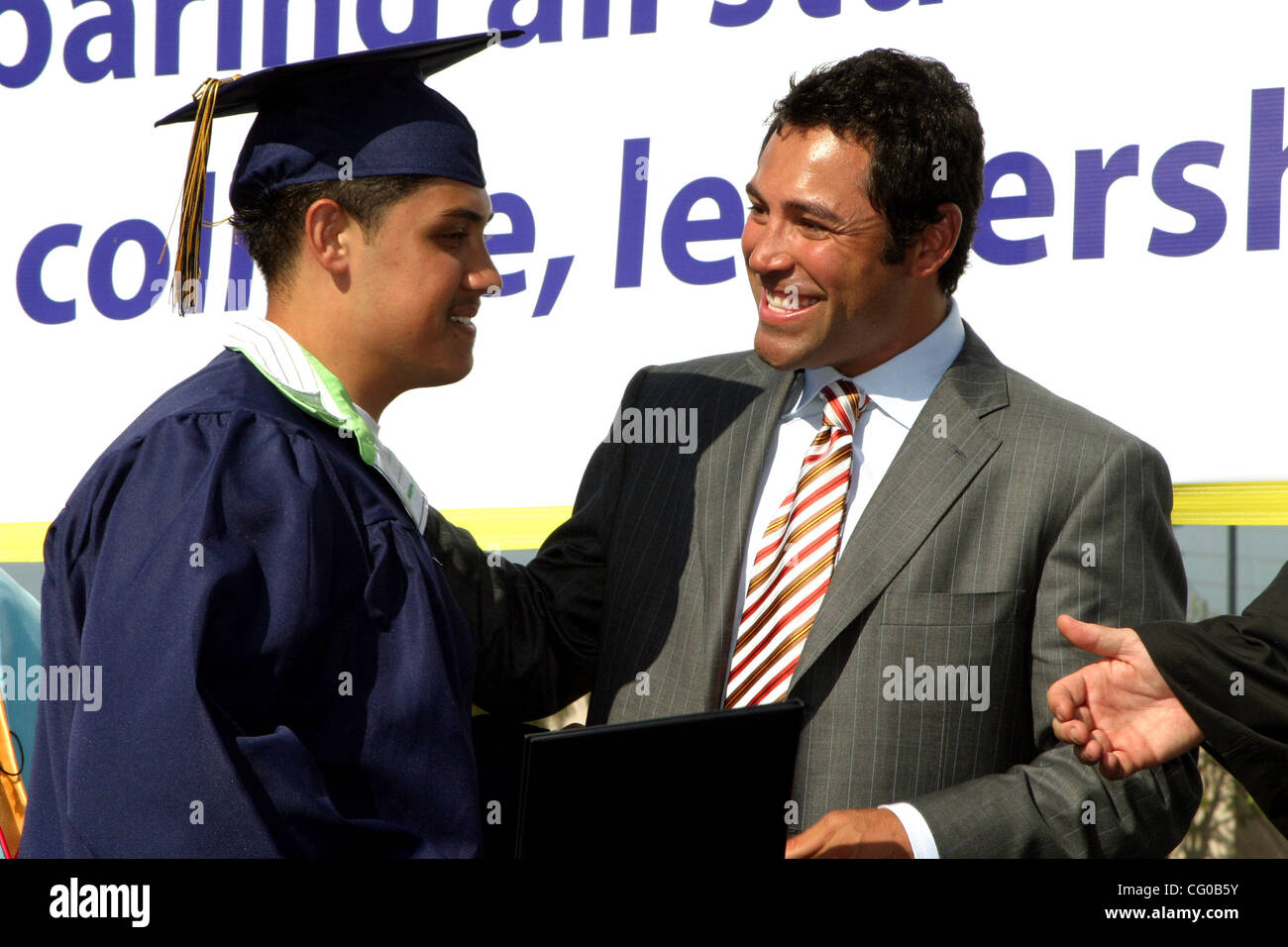 Jun 21, 2007 - Los Angeles, CA, USA- OSCAR DE LA HOYA congratulates ...