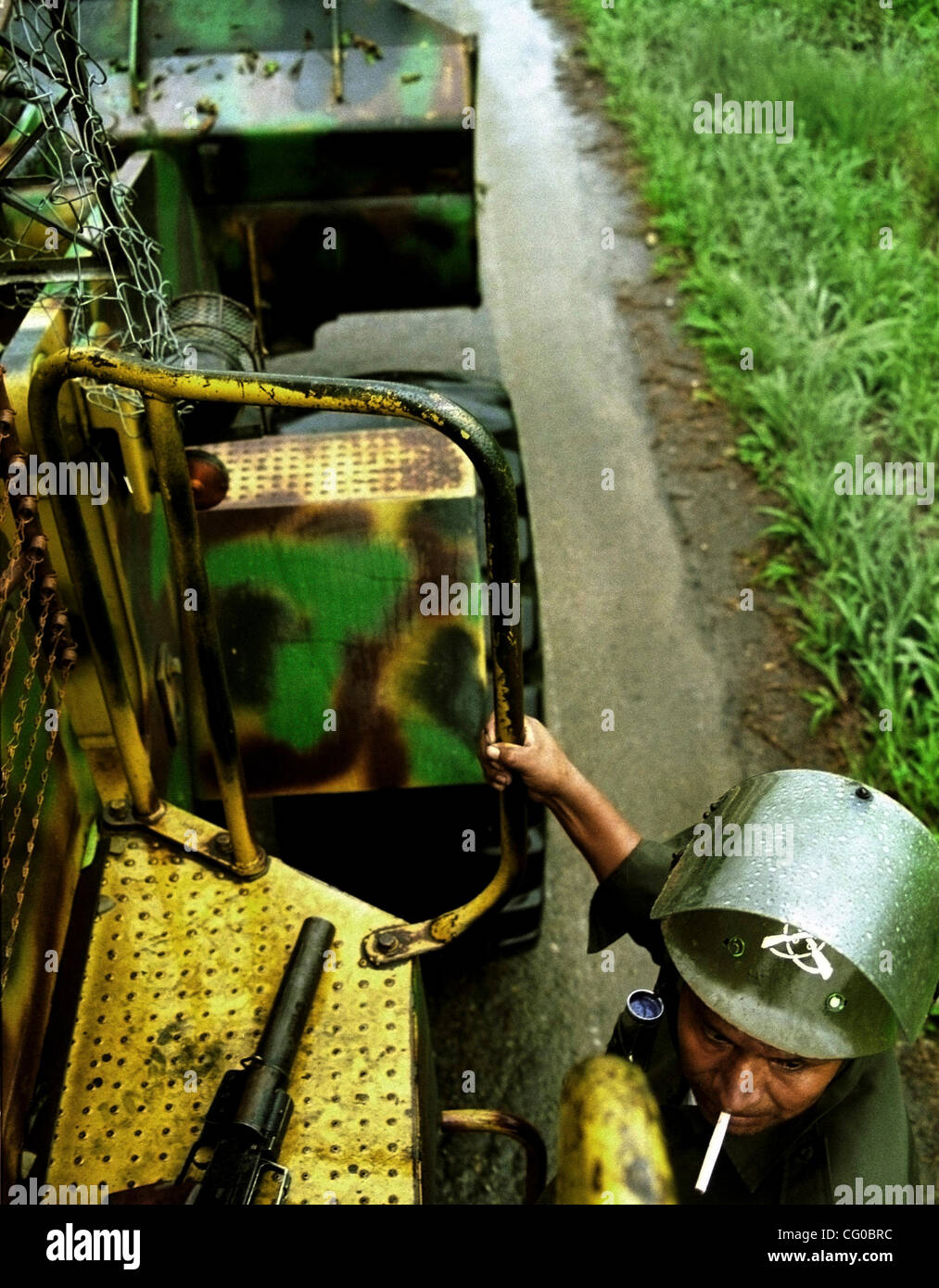 Jun 21, 2007 - Chapare, Bolivia - Anti-riot Police patrol the coca ...