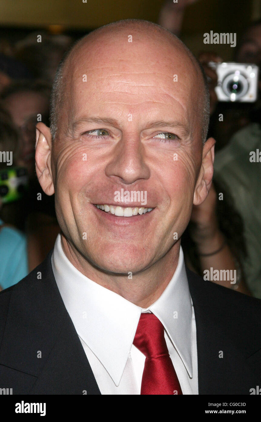 Jun 22, 2007 - New York, NY, USA - Actor BRUCE WILLIS at the arrivals ...