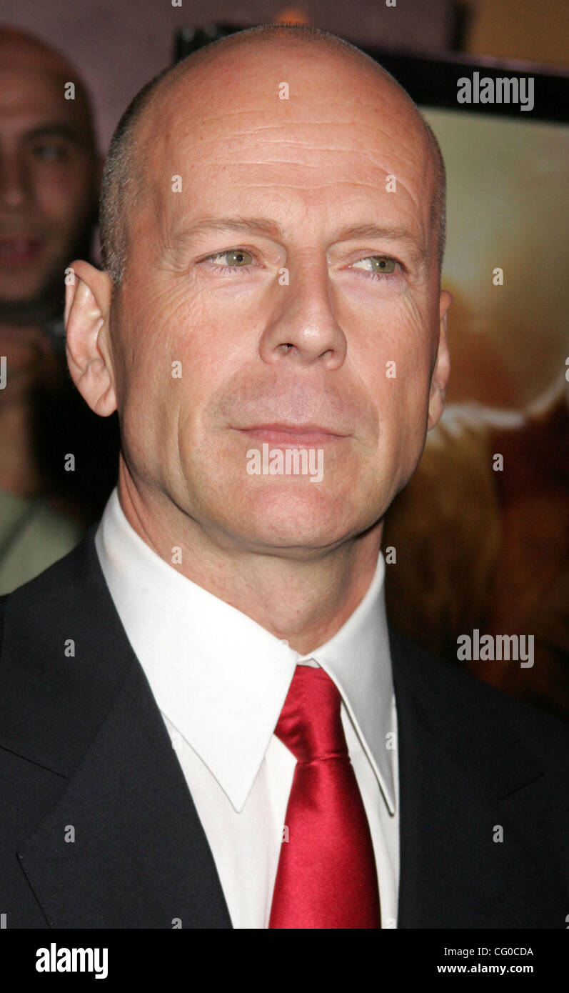 Jun 22, 2007 - New York, NY, USA - Actor BRUCE WILLIS at the arrivals ...