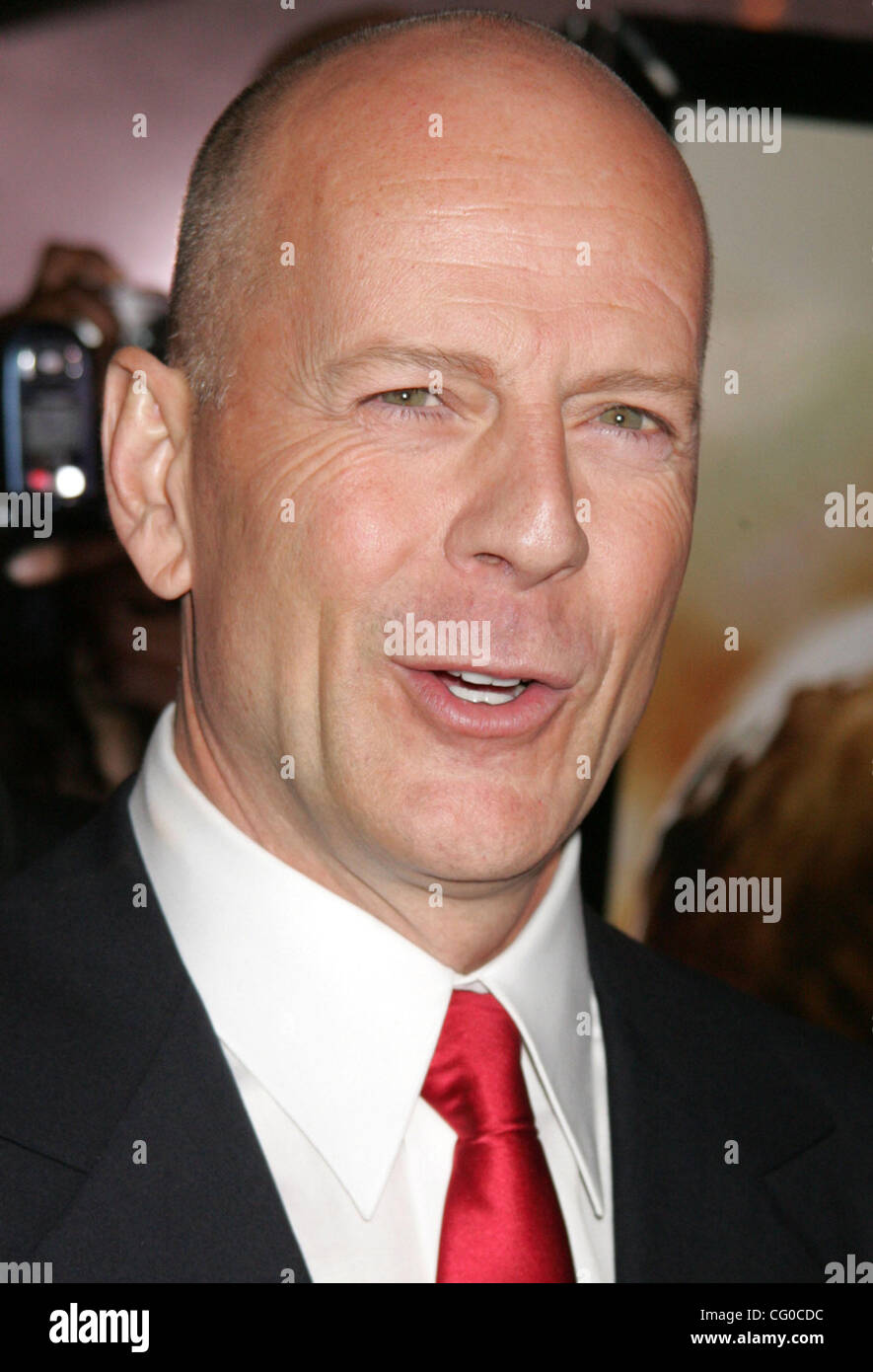 Die hard bruce willis press hi-res stock photography and images - Alamy