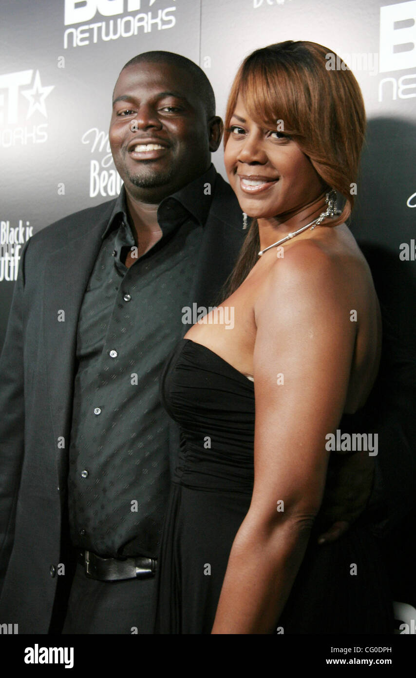 Jun 25, 2007 - Hollywood, CA, USA - BLU WILLIAMS and guest arriving at ...