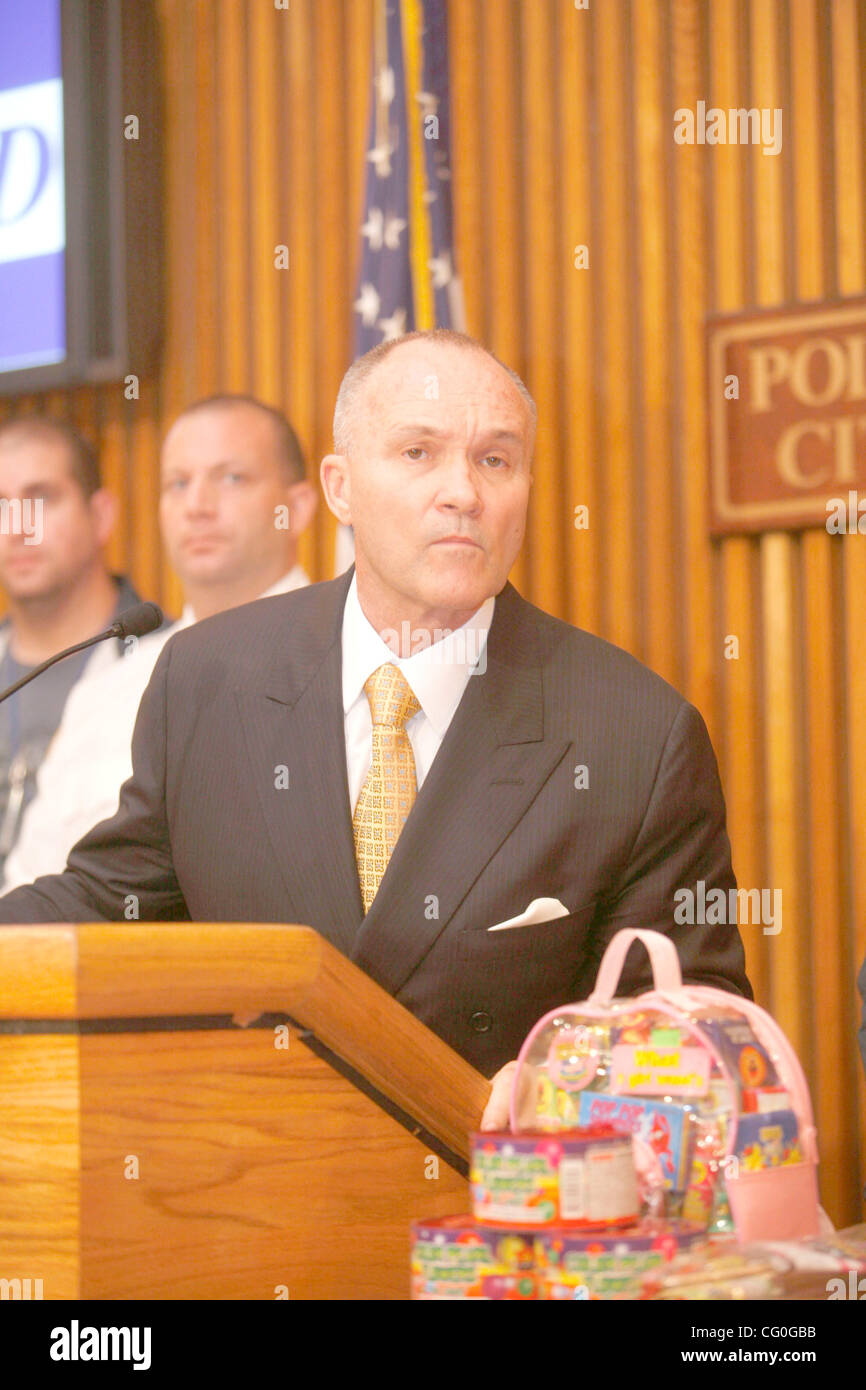 Police Commissioner Raymond W. Kelly with officer's involved in the ...