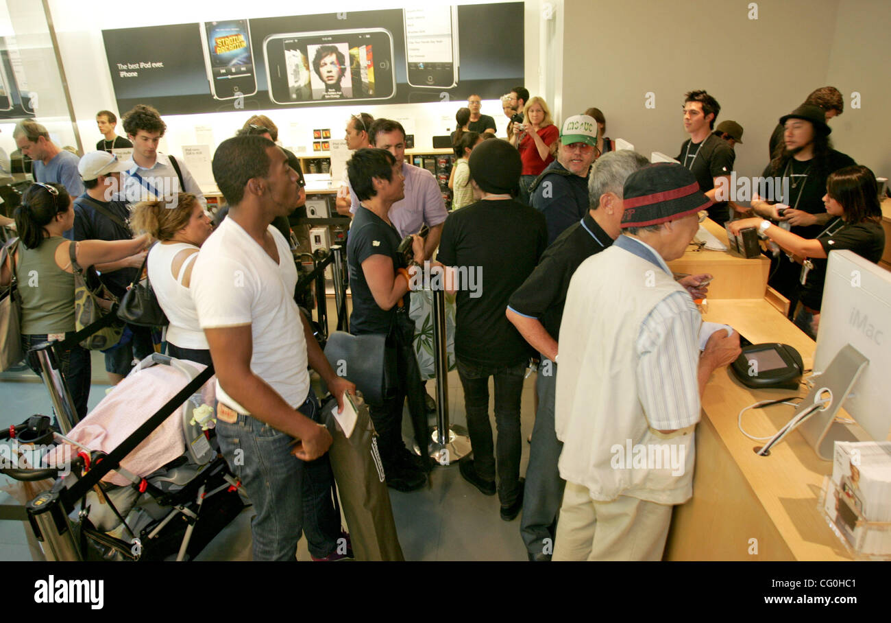Jun 29, 2007 - Los Angeles, CA, USA - Customers line up inside the ...