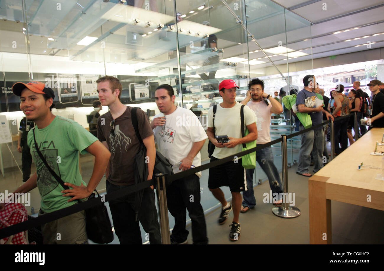 Jun 29, 2007 - Los Angeles, CA, USA - Customers line up inside the ...
