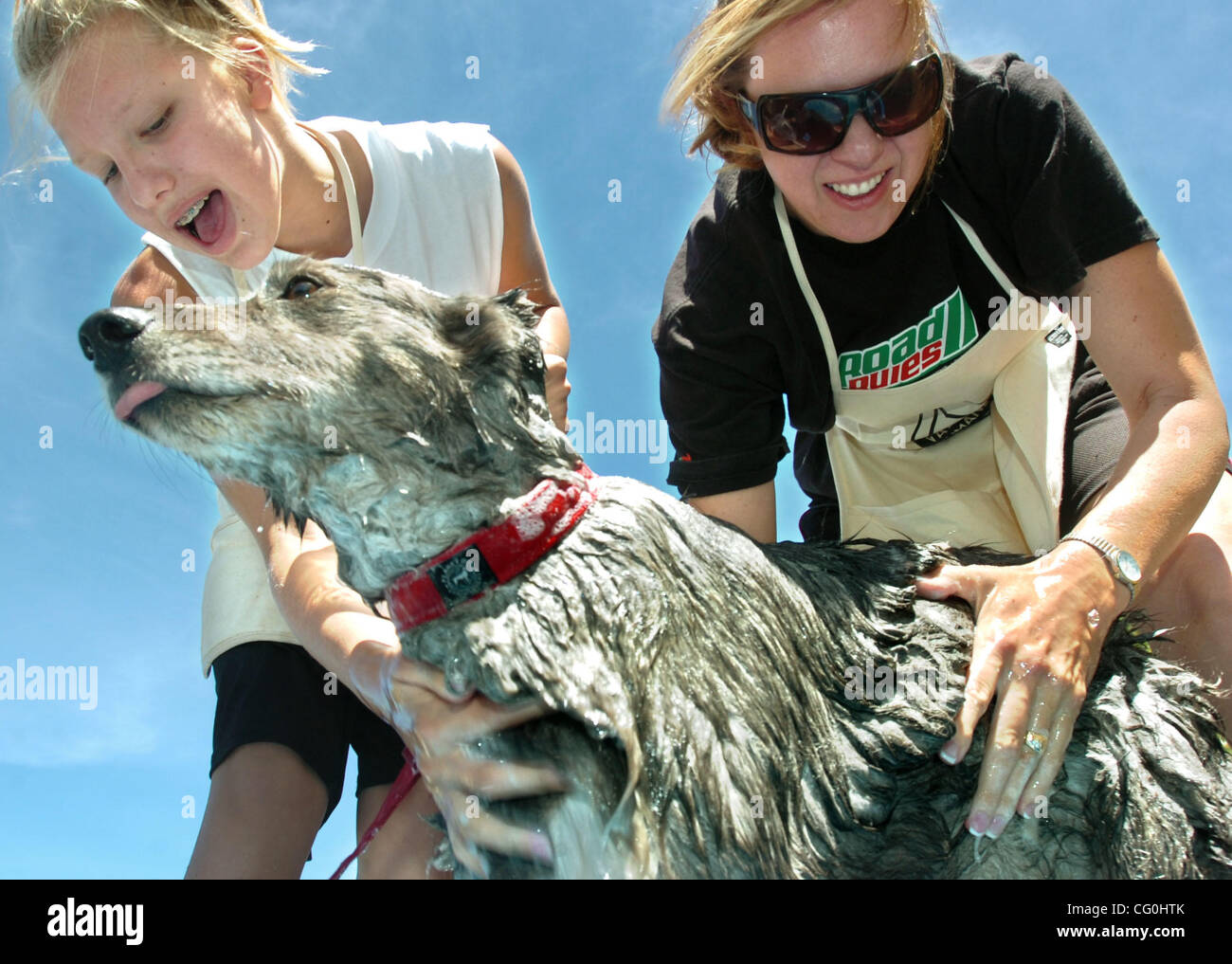 Volunteers Jennifer Corbin 11, (left) and her mother Ruth Corbin (right ...