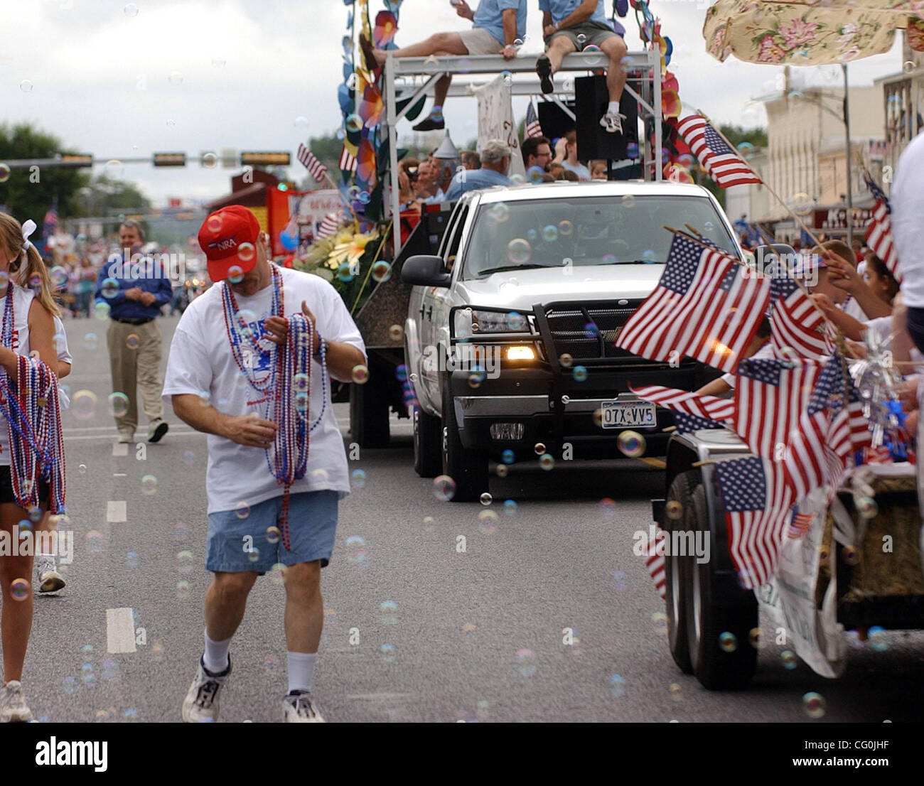 Jul 04, 2007 - Fredericksburg, TX, USA - STEPHEN FRY sorts through ...