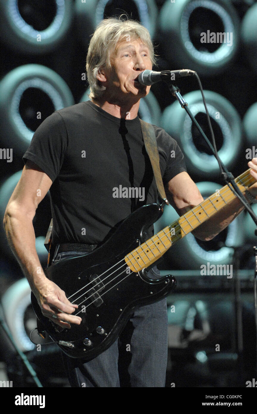 Roger waters bass hi-res stock photography and images - Alamy