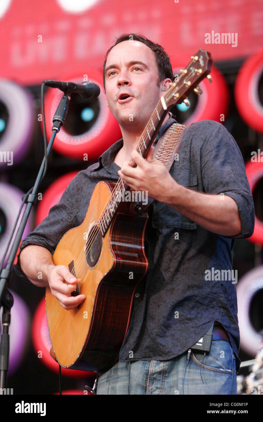 Dave Matthews and his band performing at Giant's Stadium during Live ...