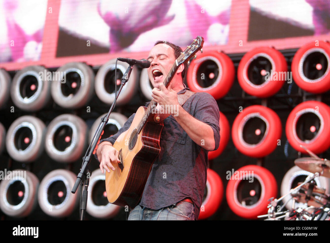 Dave Matthews and his band performing at Giant's Stadium during Live ...