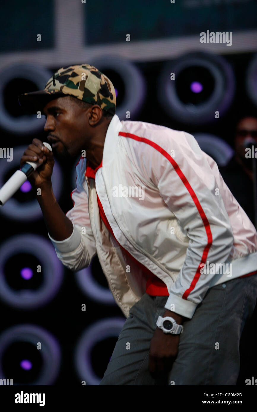 Kanye west performing 2007 hi-res stock photography and images - Alamy