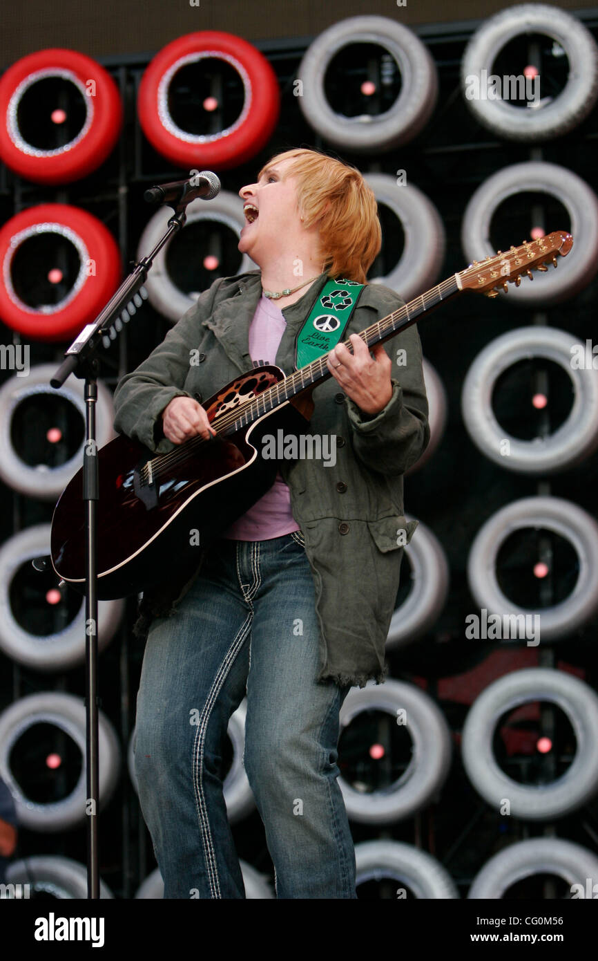 Melissa Etheridge performing at Giant's Stadium during Live Earth on ...
