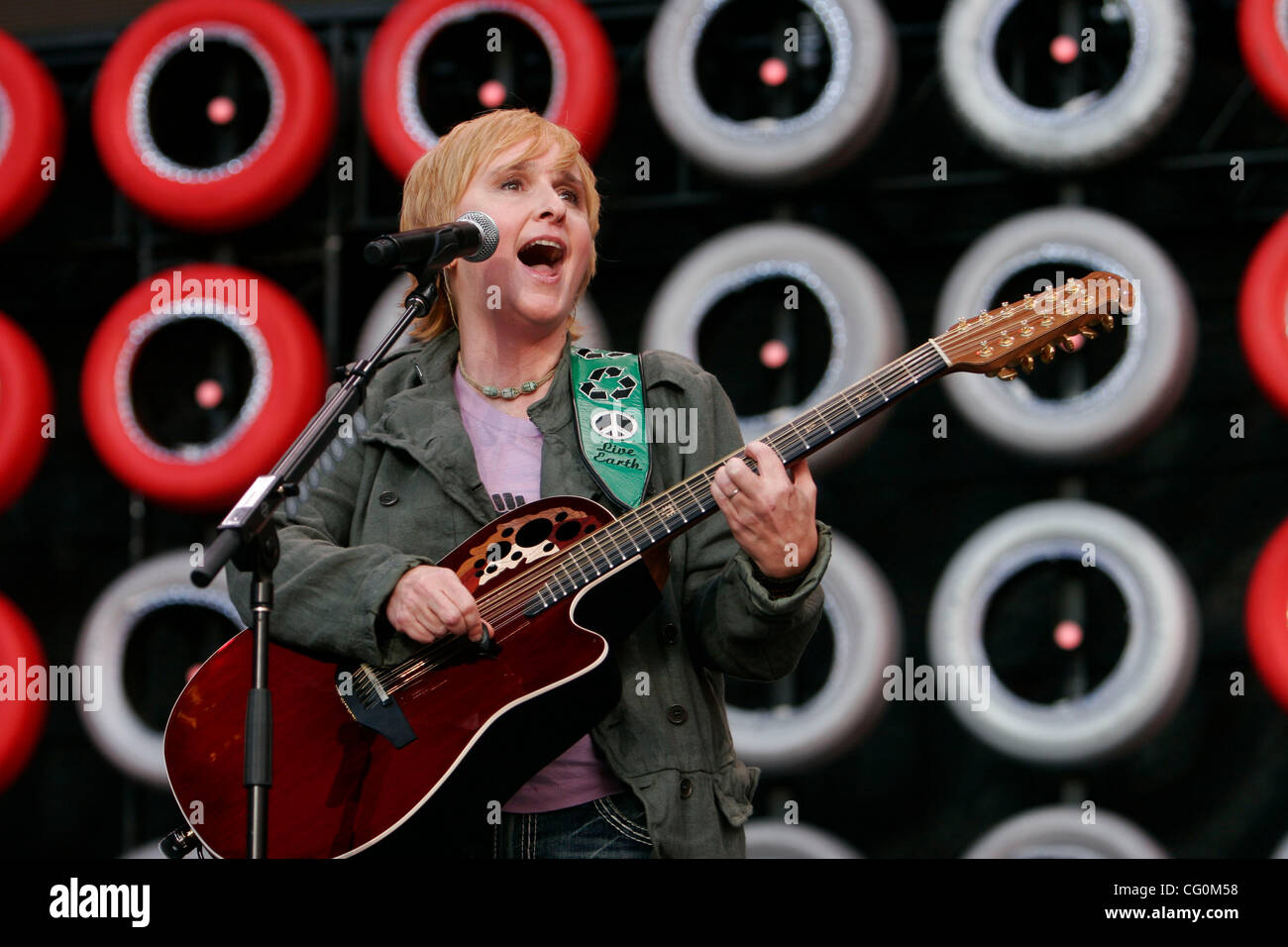 Melissa Etheridge performing at Giant's Stadium during Live Earth on ...
