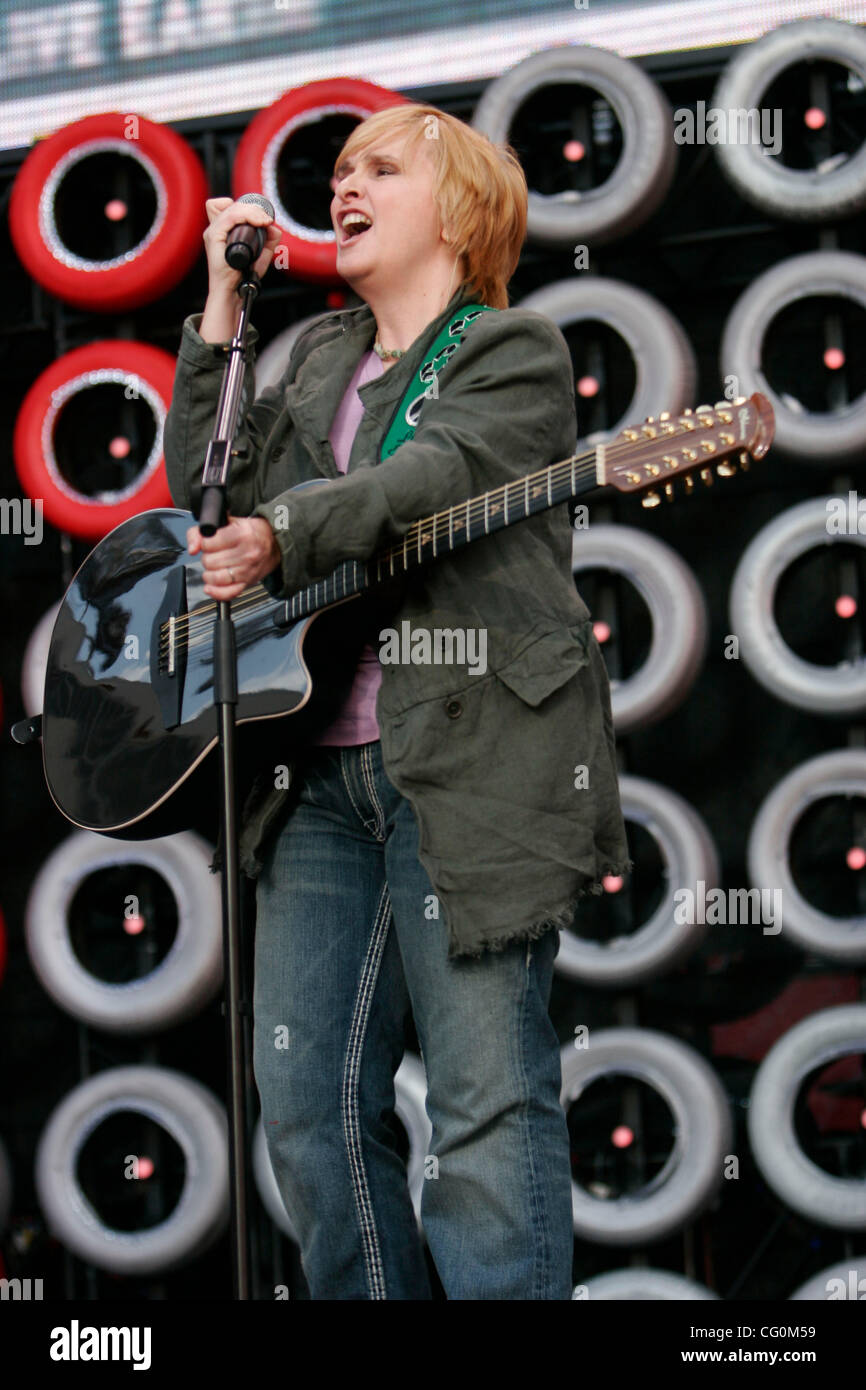 Melissa Etheridge performing at Giant's Stadium during Live Earth on ...