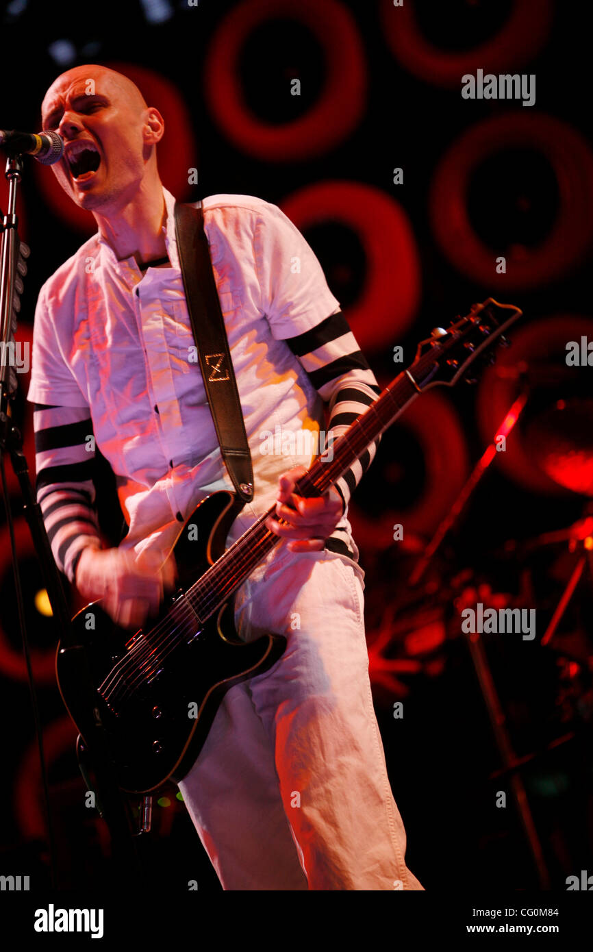 The Smashing Pumpkins with Billy Corgan lead vocals and guitar ...