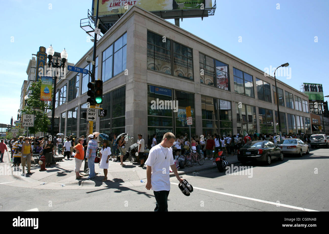 July 7th, 2007 - Minneapolis, MN, USA - Prince fans lined up in mass ...