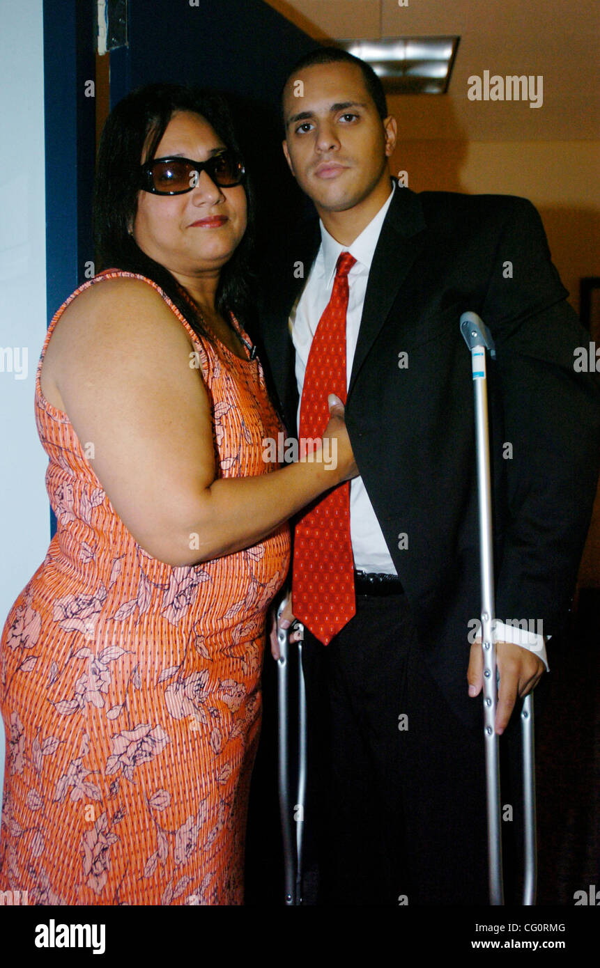 Gewn Aponte (L) and her son Jonathan Aponte (R), an Army soldier who ...