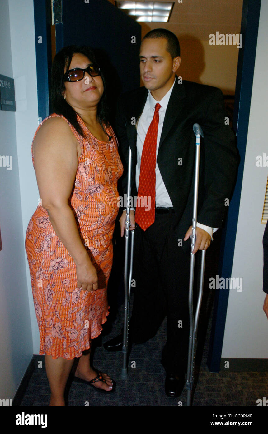 Gewn Aponte (L) and her son Jonathan Aponte (R), an Army soldier who ...