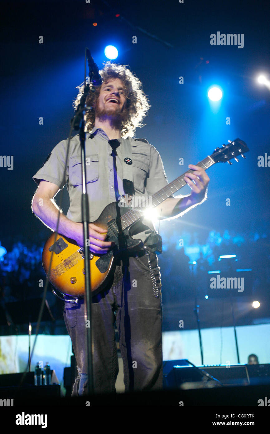 Dispatch performing at Madison Square Garden during the first of three ...