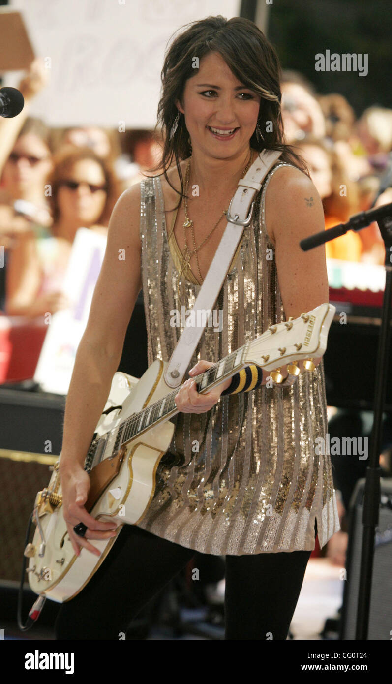 Jul 13, 2007 - New York, NY, USA - Singer KT TUNSTALL performs at the ...