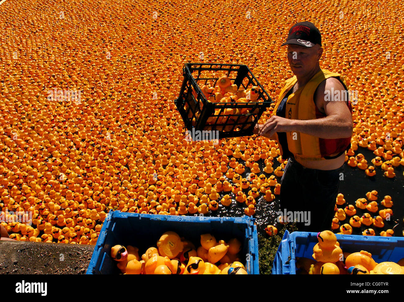 July 14th, 2007 - Oakland, CA, USA - Gary Hale hauls out bucket loads ...