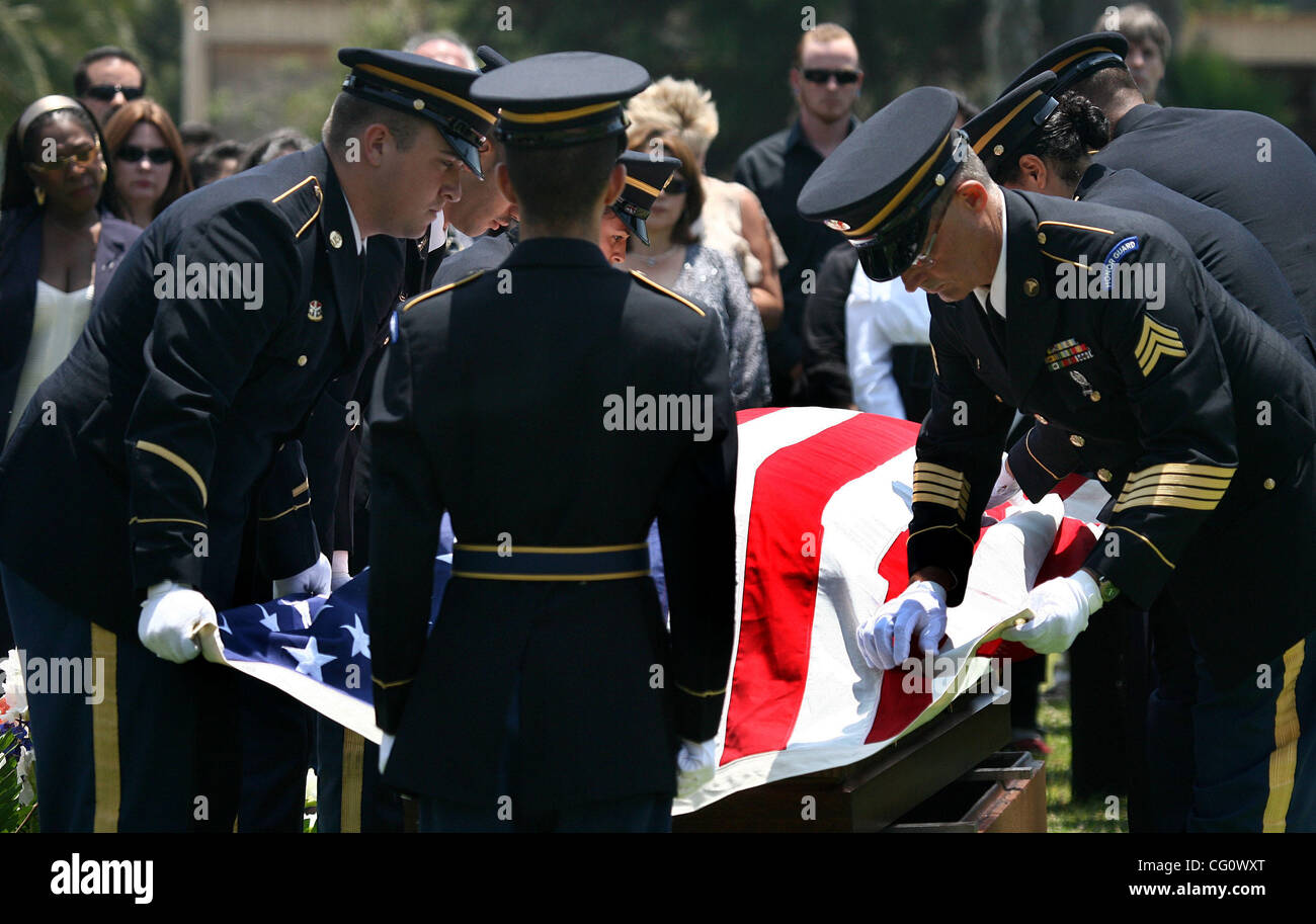 REDONDO BEACH, CA - JULY 16th, 2007: Family and friends mourned Army ...