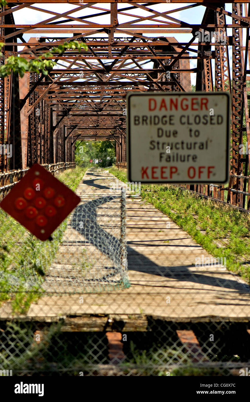 Old cedar bridge bloomington hi-res stock photography and images - Alamy