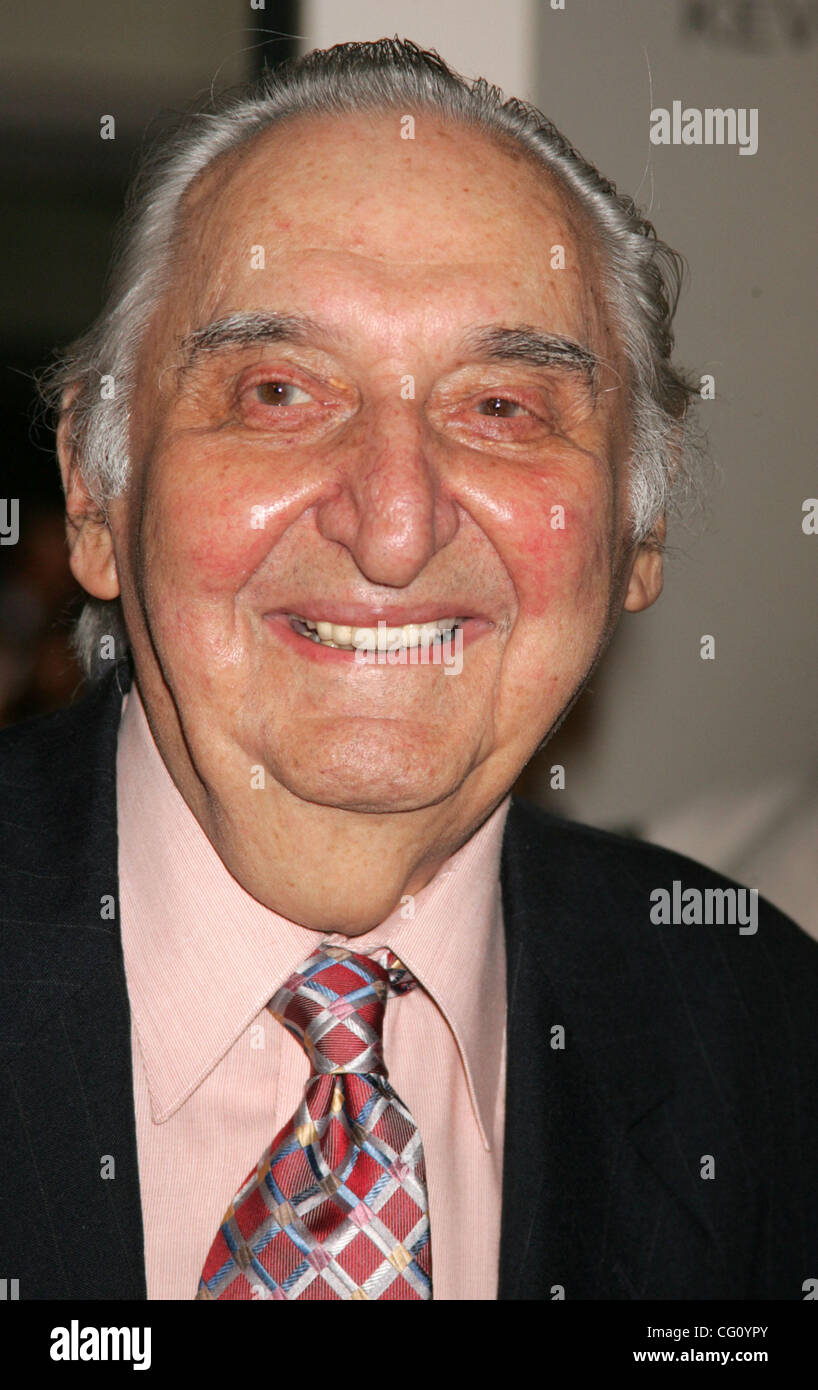 Jul 18, 2007 - New York, NY, USA - Actor FYVUSH FINKEL at the arrivals ...