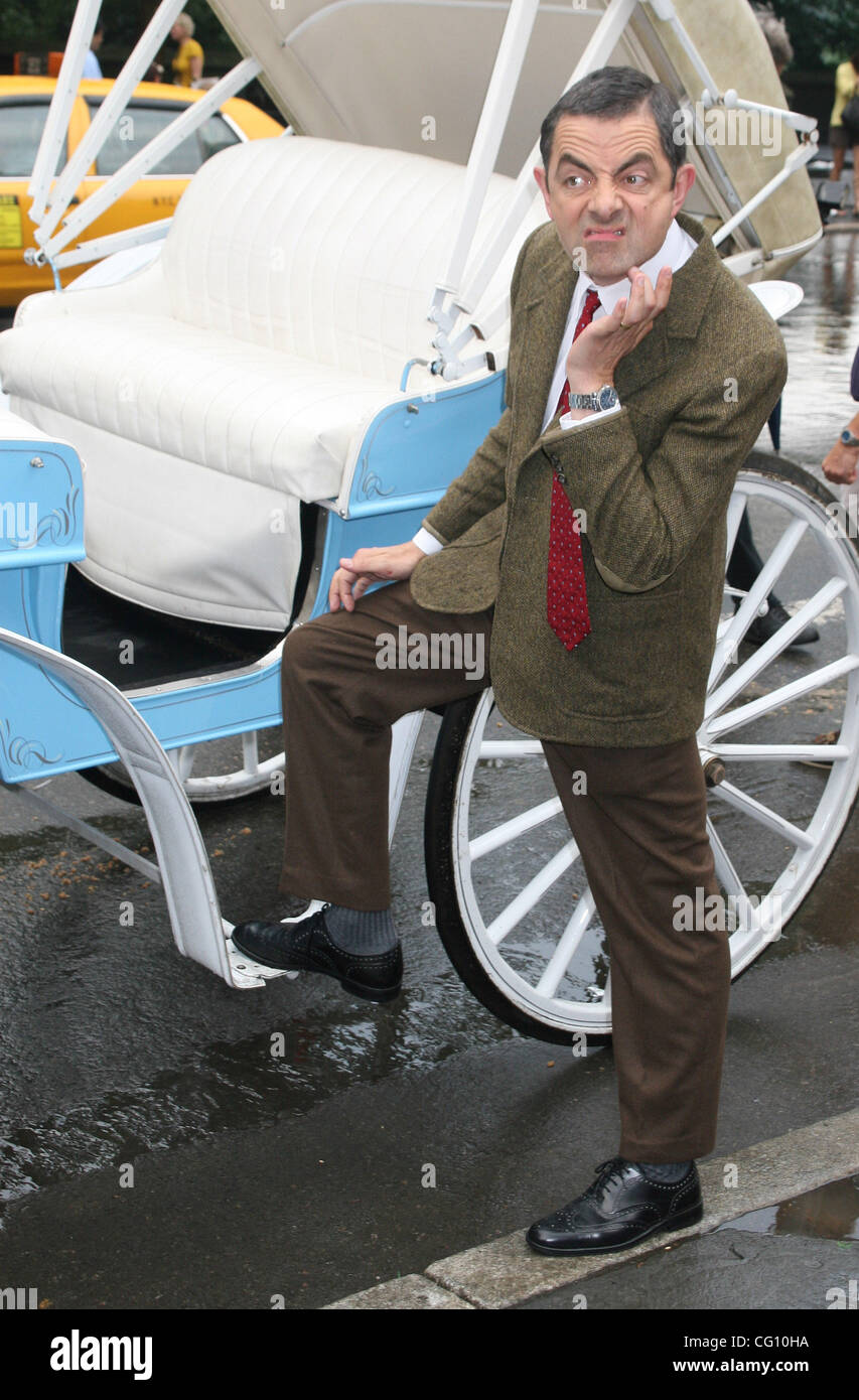 Jul 19, 2007 - New York, NY, USA - Actor ROWAN ATKINSON poses for ...
