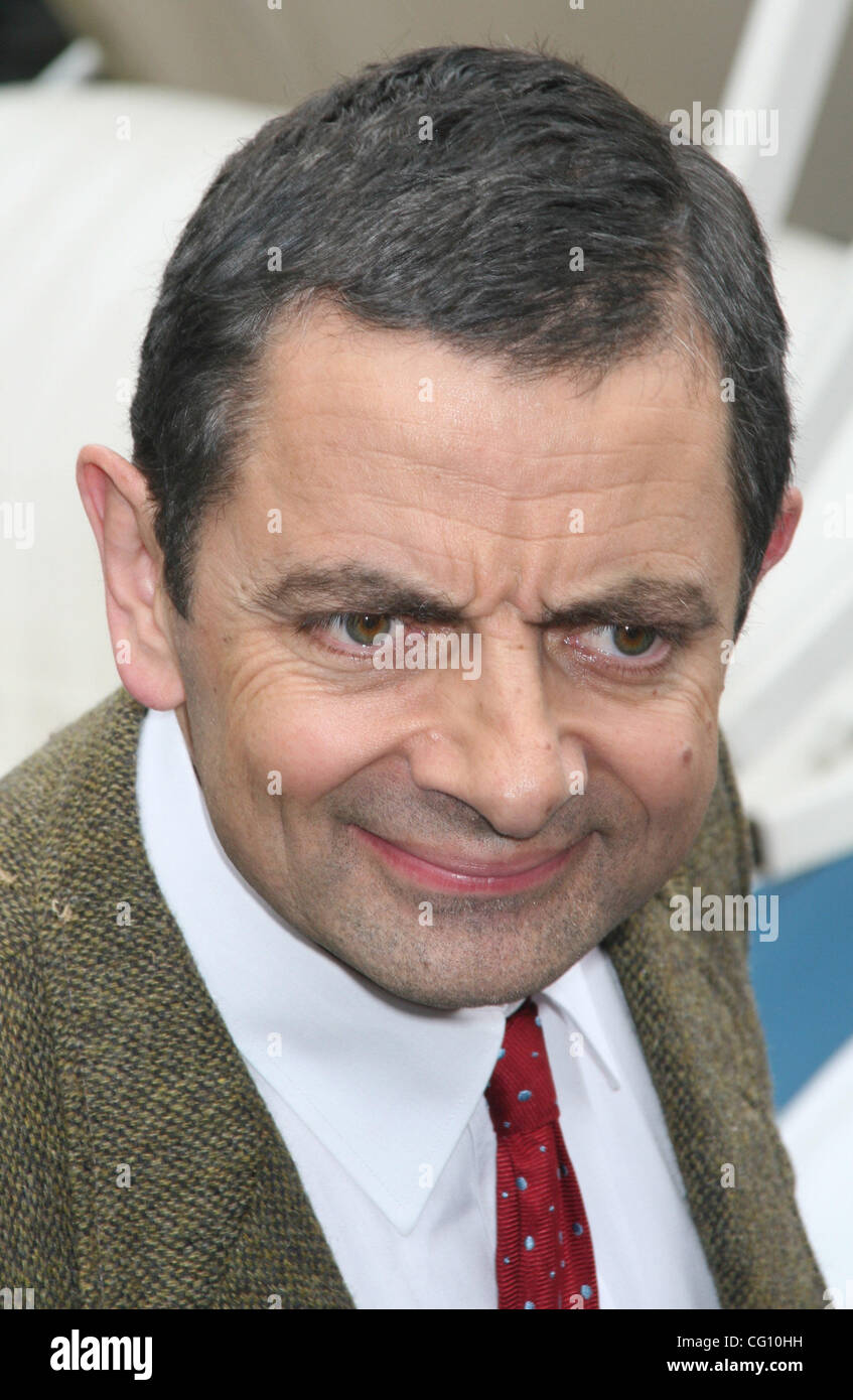 Jul 19, 2007 - New York, NY, USA - Actor ROWAN ATKINSON poses for ...