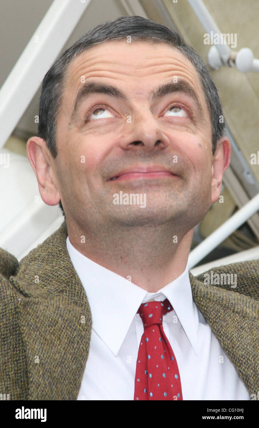 Jul 19, 2007 - New York, NY, USA - Actor ROWAN ATKINSON poses for ...
