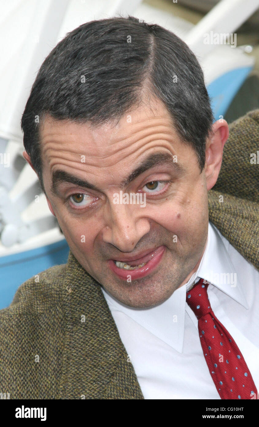 Jul 19, 2007 - New York, NY, USA - Actor ROWAN ATKINSON poses for ...