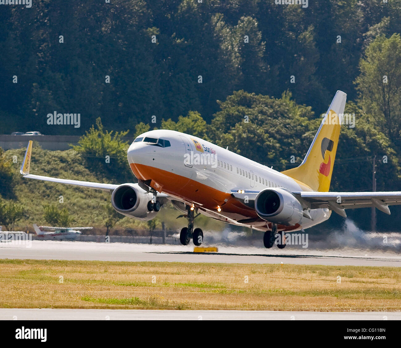 SonAir SON 737-700 Takeoff Boeing Delivers SonAir's First 737-700 ...