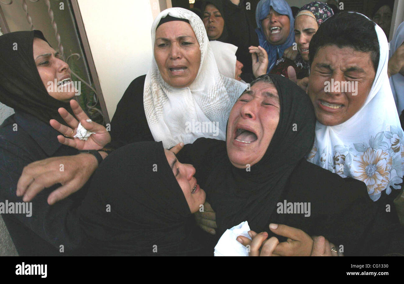 Jul 22, 2007 - Beit Hanoun, Gaza Strip - Palestinian mourners cry ...