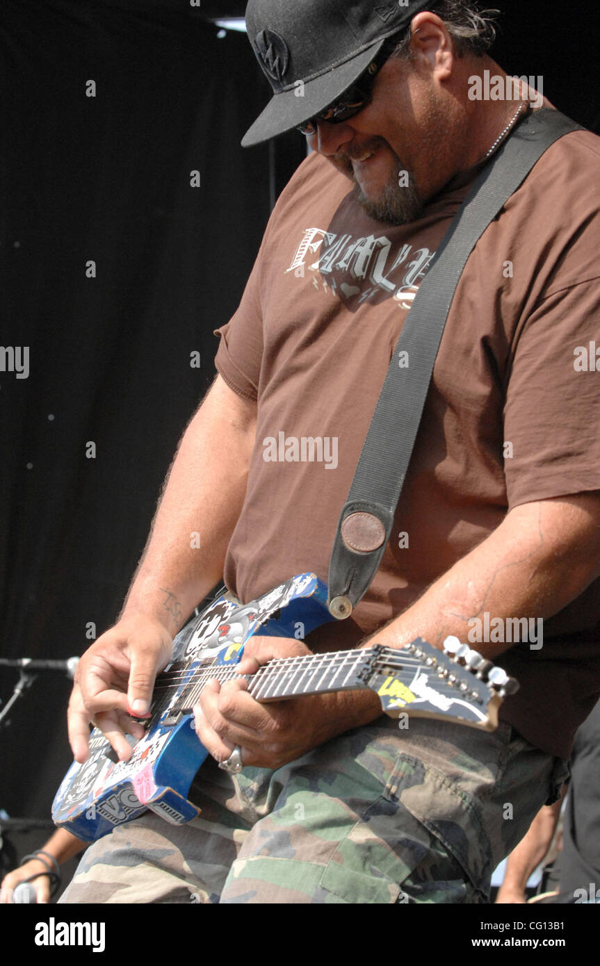 Pennywise guitarist hi-res stock photography and images - Alamy