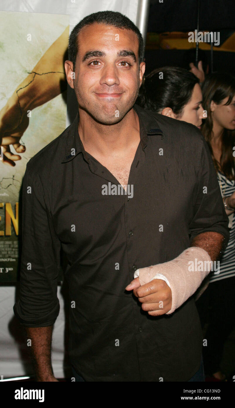 Jul 23, 2007 - New York, NY, USA - Actor BOBBY CANNAVALE wears a cast ...