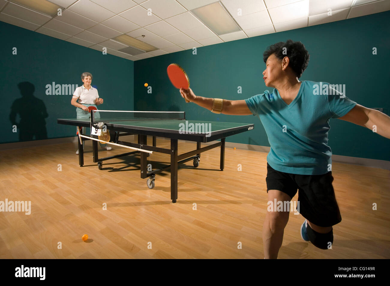 Two women play ping hi-res stock photography and images - Alamy