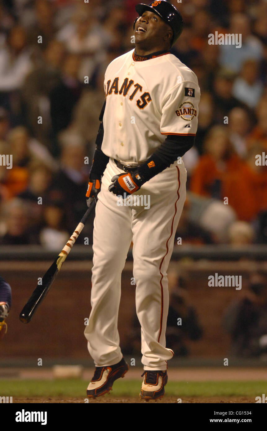 Barry bonds bat hi-res stock photography and images - Alamy