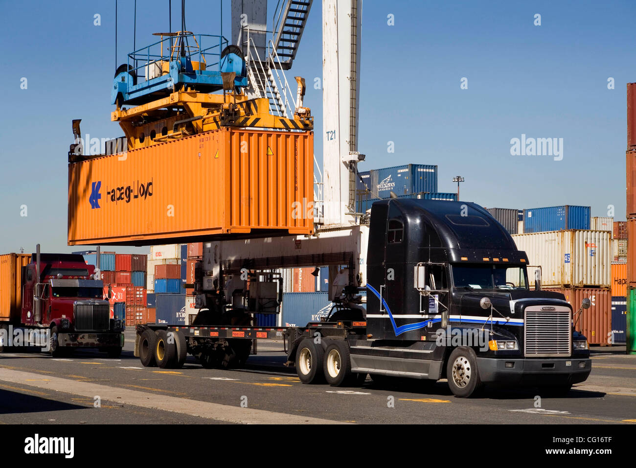 Load lines ship hi-res stock photography and images - Alamy