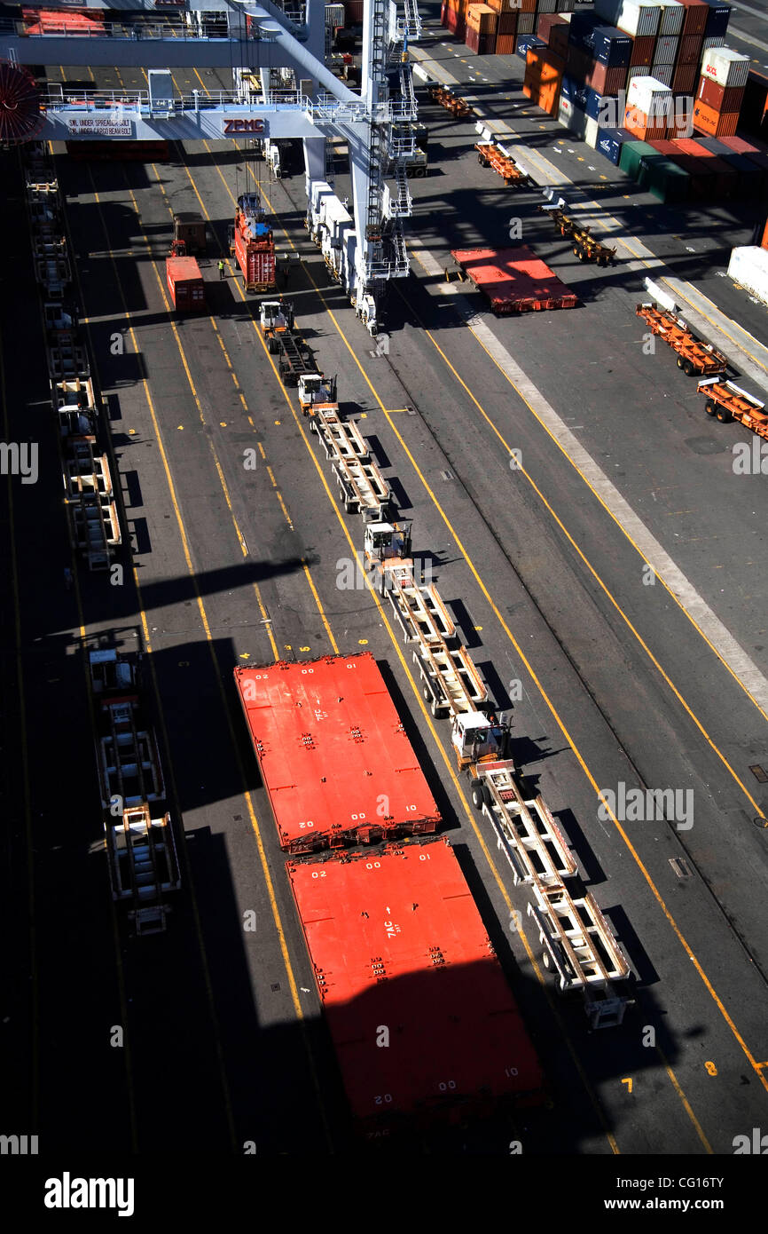 Cargo hatch covers hi-res stock photography and images - Alamy