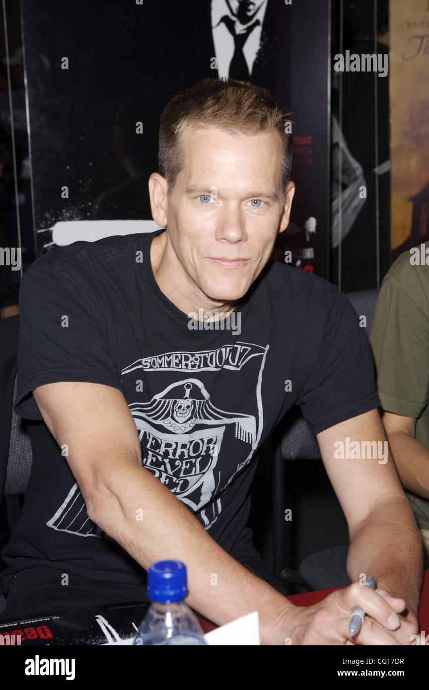 Comic Con, Kevin Bacon signing autographs for the movie Death Sentence ...