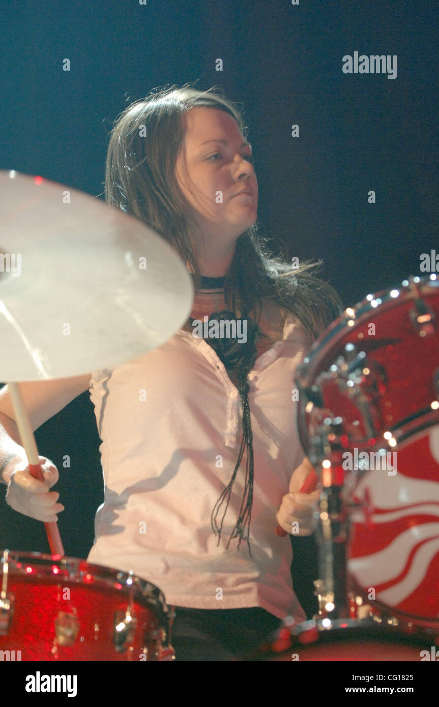 Meg white of the white stripes hi-res stock photography and images - Alamy