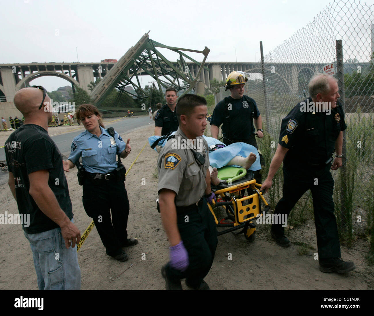 Jim Gehrz ¥ MINNEAPOLIS - 8/1/07 - A portion of the I-35W bridge over ...
