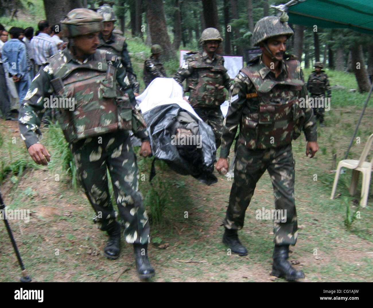 Indian army soldiers carry body hi-res stock photography and images - Alamy
