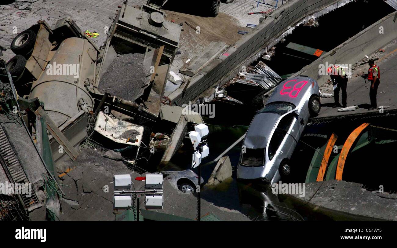 Aug 02, 2007 - Minneapolis, Minnesota, USA - I-35W freeway bridge ...