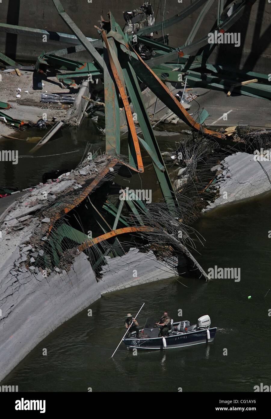 Aug 02, 2007 - Minneapolis, Minnesota, USA - I-35W freeway bridge ...