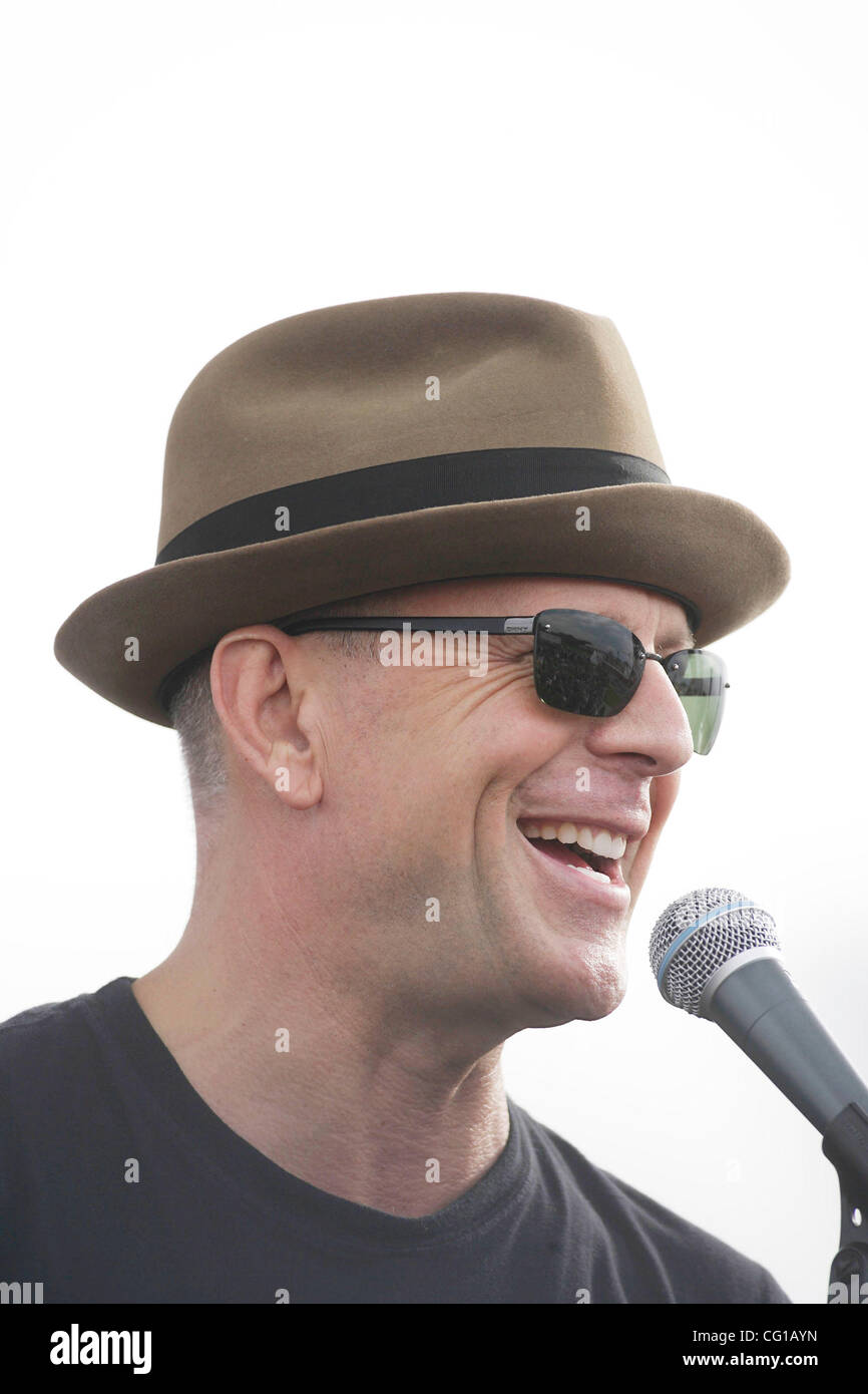 Bruce willis the player hi-res stock photography and images - Alamy