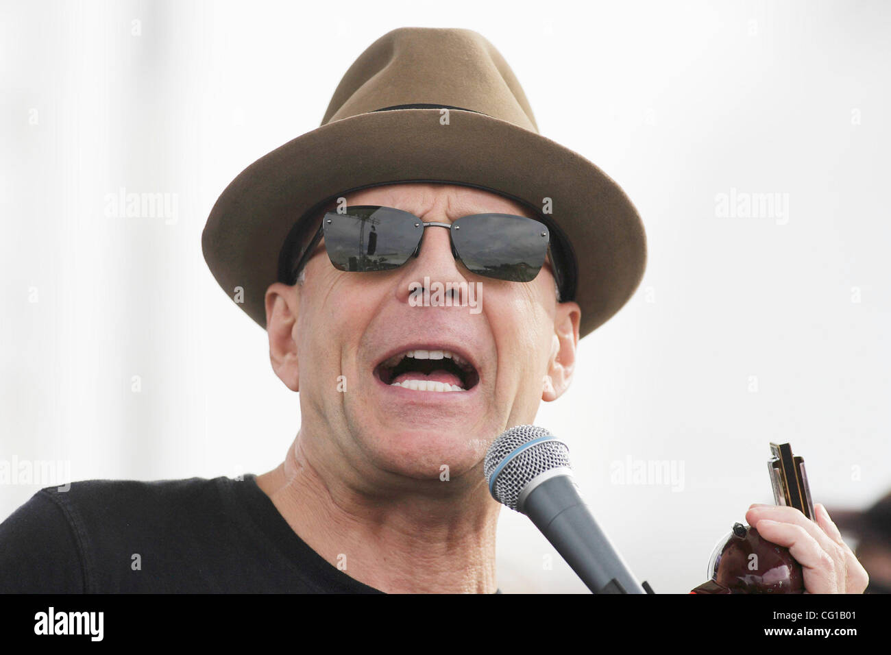 Bruce willis the player hi-res stock photography and images - Alamy